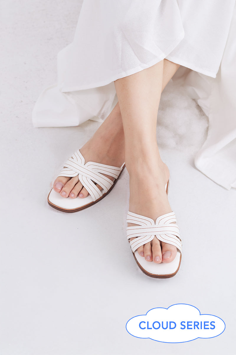 Leone Interlocking Cloud Sliders in White – Sunday Staples